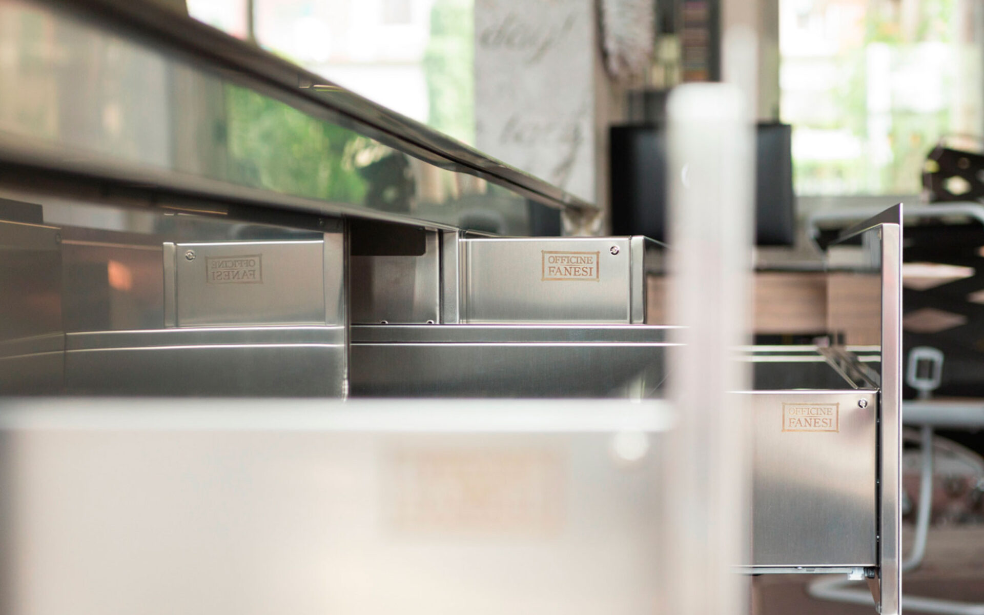 Officine Fanesi e i-furniture: plasmare l'acciaio | Apra - a Var Group ...